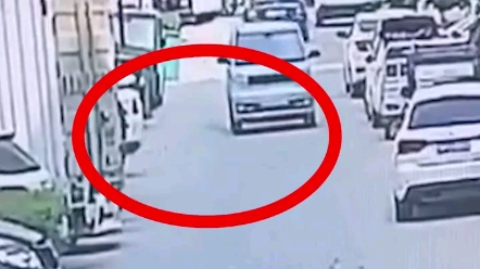 小孩过马路“鬼探头”被车撞,家长回家让孩子面壁思过。