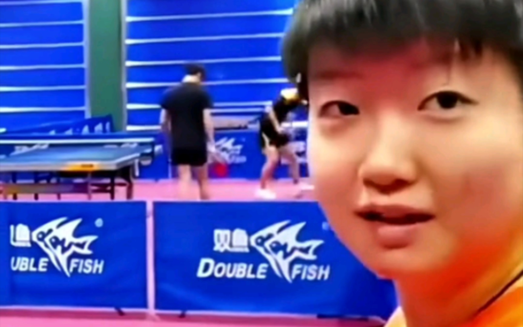 ...打出来的孙颖莎找樊振东签名追星现场,现在已经各为男女乒世界第一