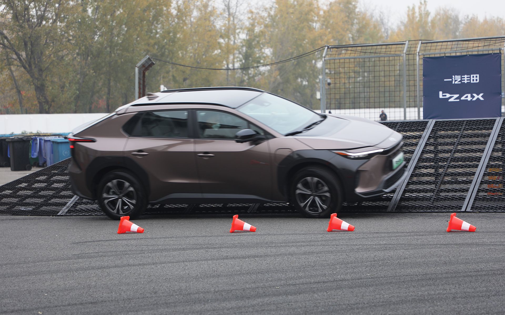 全新日系纯电动SUV,新车售价20万起值么?越野试驾一汽丰田bZ4X