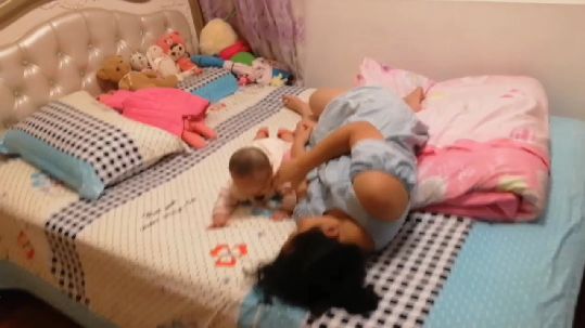 中秋节全职宝妈也放假了看电视吃零食,看下我的工作今天谁来做