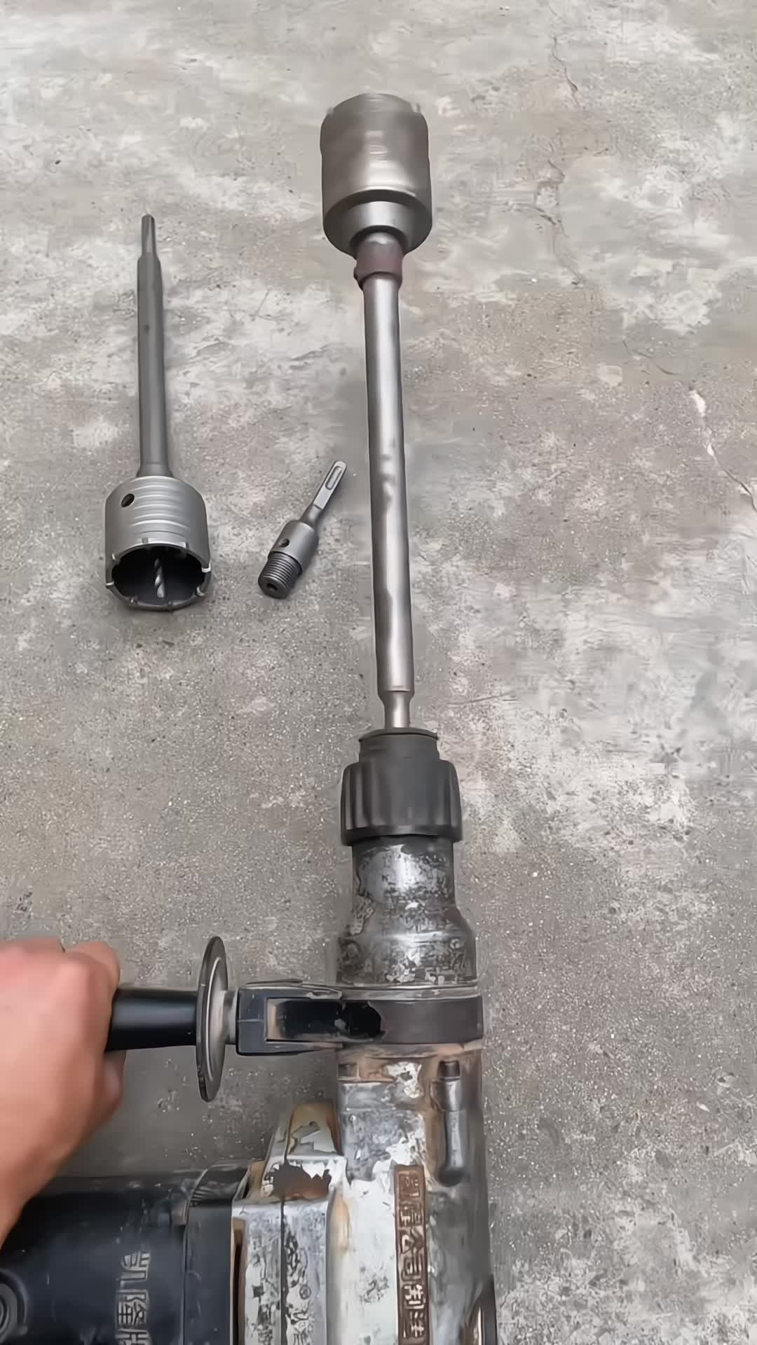 墙壁开孔器无需加水,干打就可以,红砖墙水泥墙混凝土都可以使用#打孔...