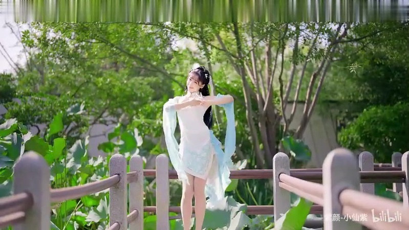 温婉妹妹的旗袍伞舞谁会不喜欢呀 朦胧