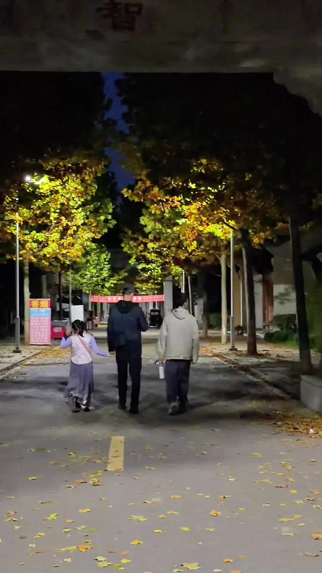 这样的周末谁不爱! 爸爸厨房飘出的肉香直钻鼻尖,山顶的微风裹着草木...