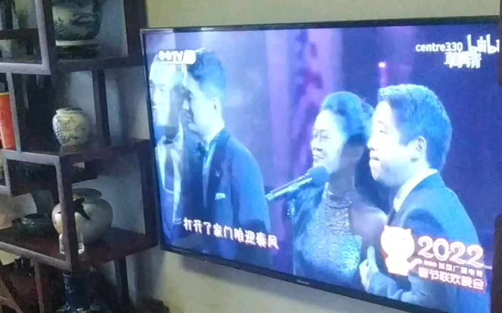 笑不活了,偷偷用电视投屏B站UP做的美国春晚,家里人以为是真的