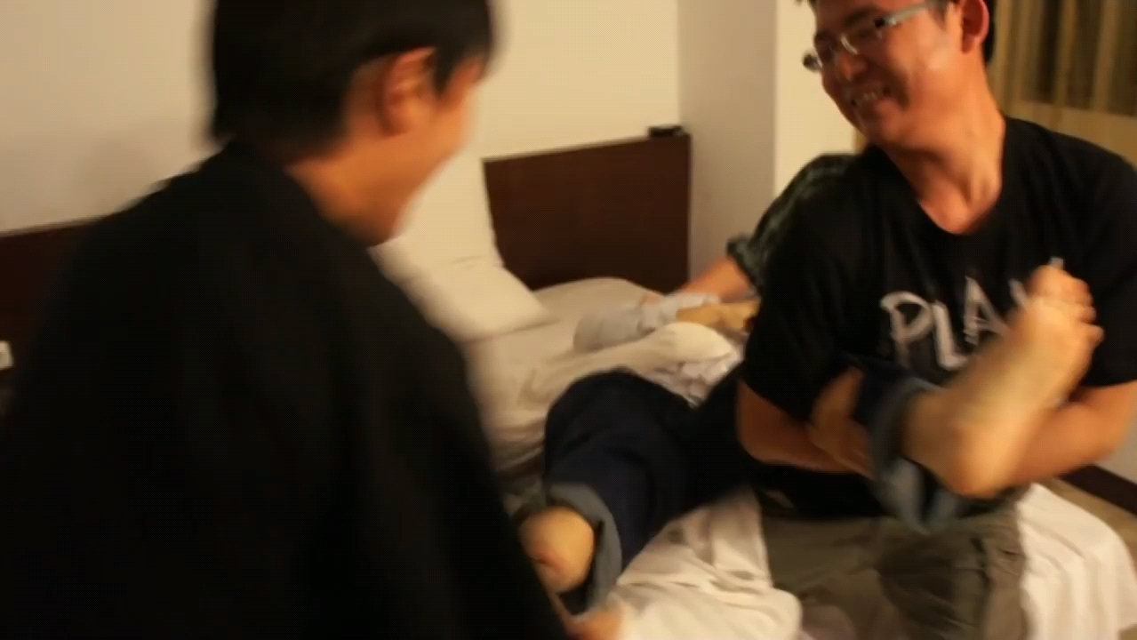 恶搞挠痒痒:同学们一起享受欢乐时光!