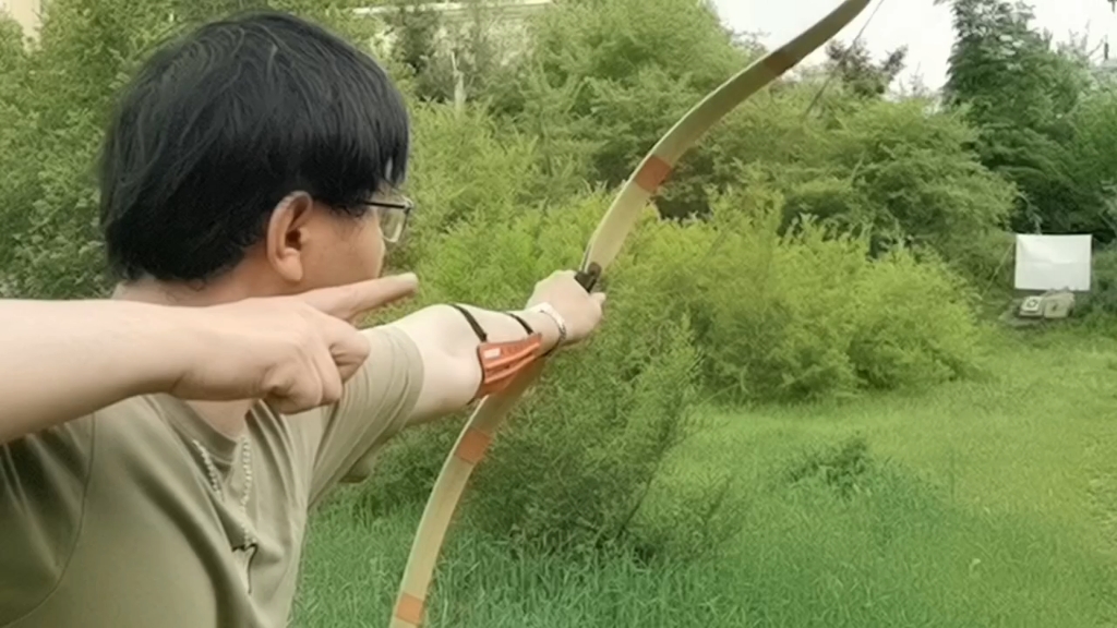 传统弓射箭,高帧率慢动作,看看有效让箭的飞行轨迹。