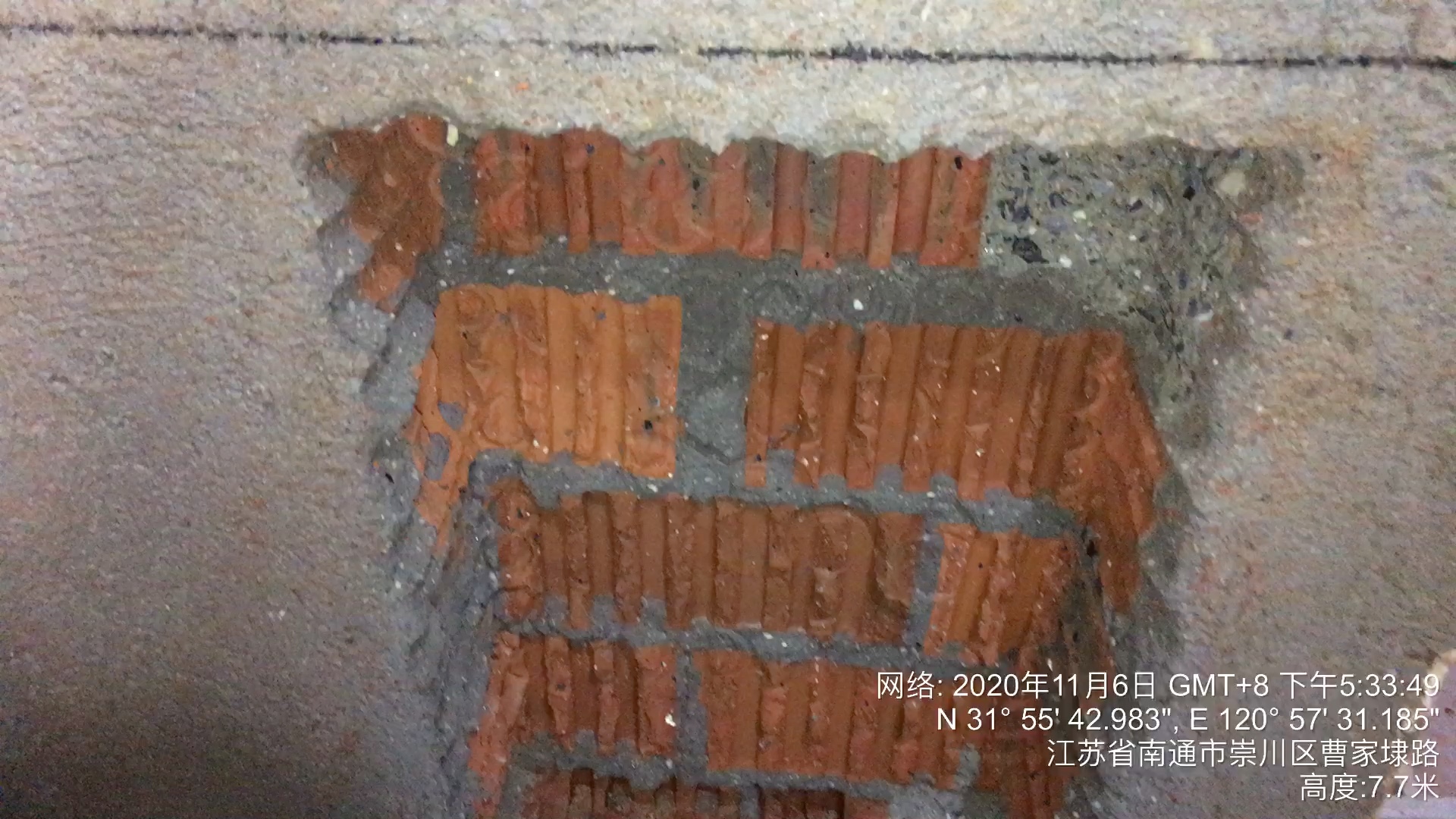 卫生纸壁龛的墙槽已经开好了,就是要用金刚石磨盘给打磨一下,中间和...