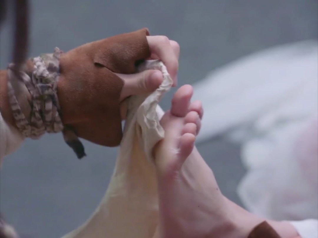 赵敏地牢被挠脚心|陈钰琪版