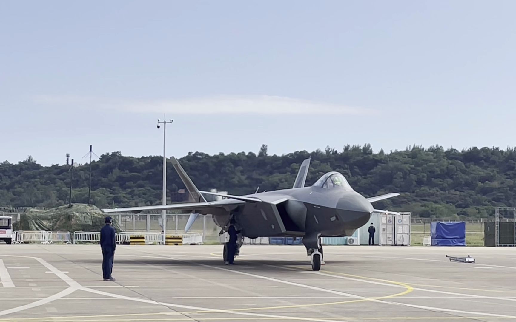 珠海航展歼20转场起飞准备