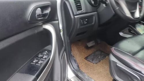 13年上牌长安CS35,1.6L自动,发动机一层灰,包过户全款8800