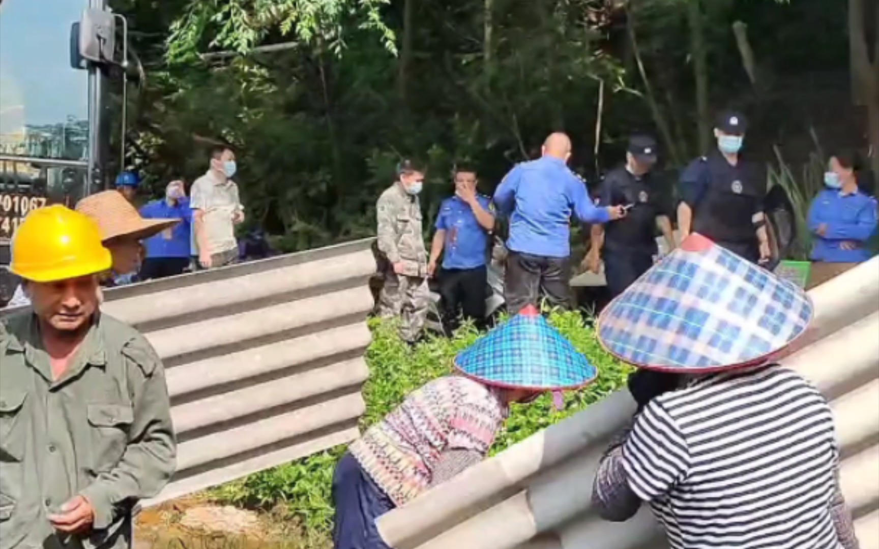 拆违建,城管和特警都来了