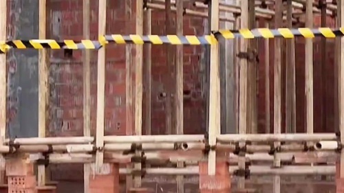 小陈不但买了安全帽,还做了临边防护,安全警示带和安全标语