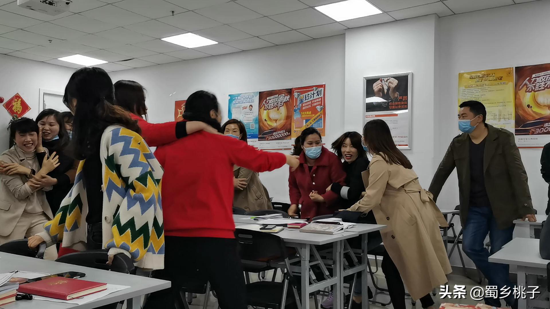 会议休息,做一下小游戏活动活动筋骨[呲牙][呲牙][呲牙]