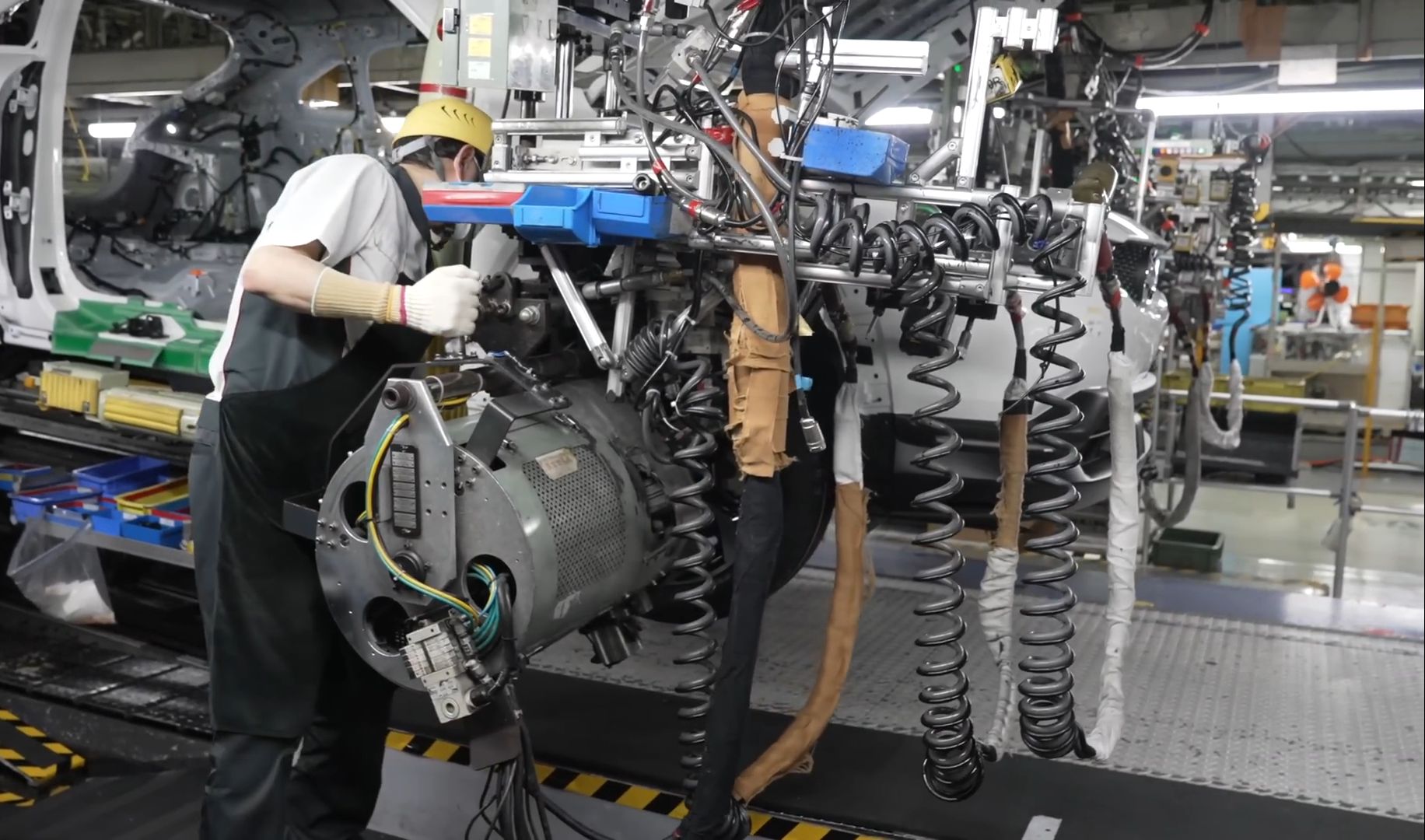 实拍工厂生产电动汽车的流水线工艺,如果不少亲眼所见,根本不知道...