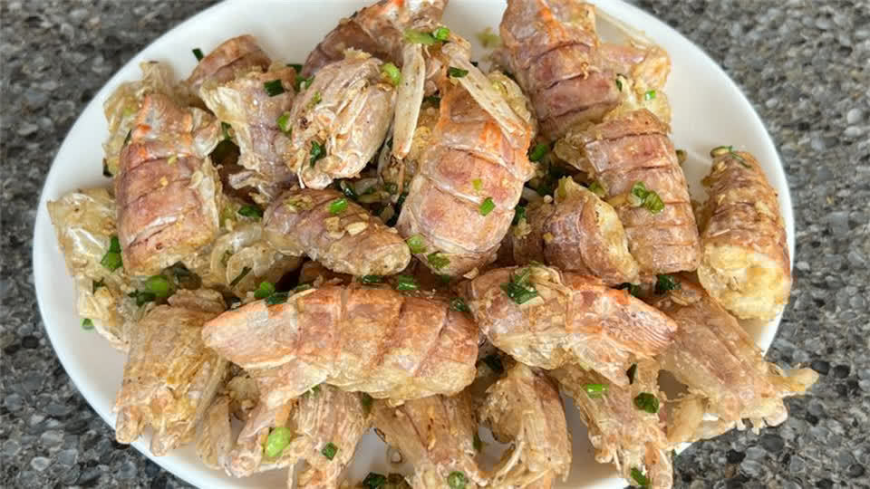 椒盐皮皮虾做法,外酥里嫩,制作简单,大口吃肉也不怕扎嘴了