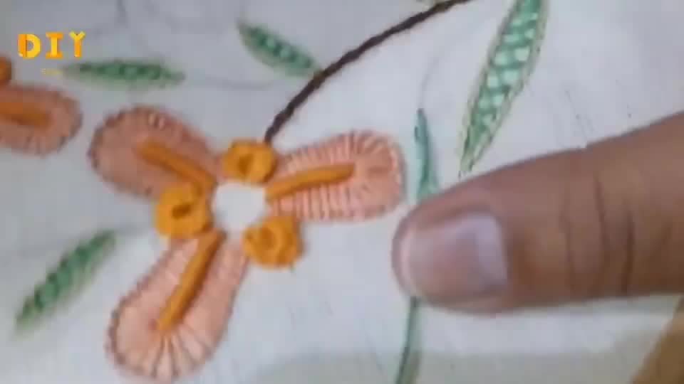 手工绣花展示,三瓣花图案的简单绣法