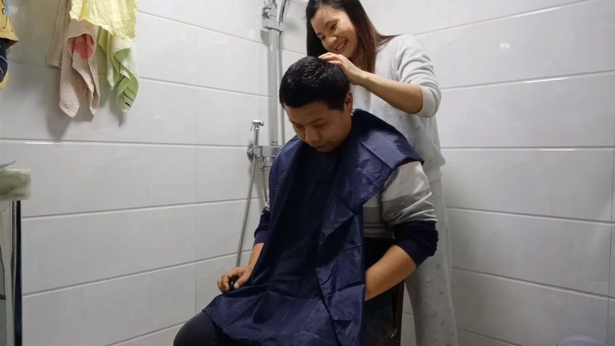 小伙网购剃头刀,拆箱很满意,兴奋的让美女试刀,结果悲剧了