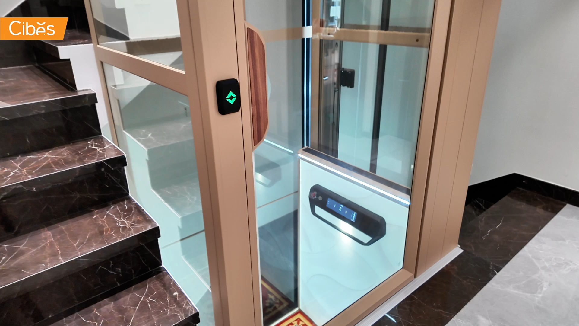 四川自贡的别墅家中在楼梯中间安装西柏思新V80时尚版家用电梯