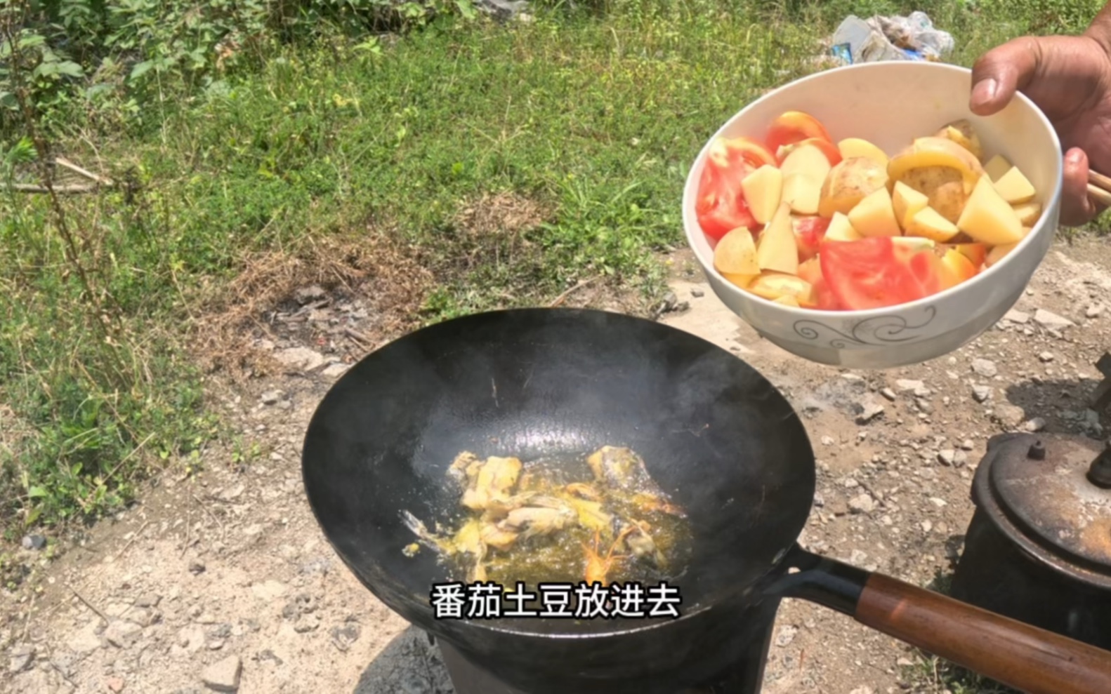 开着2万元的电动三轮车旅行,中午煮鱼吃,晚上去打水闯过怀化市