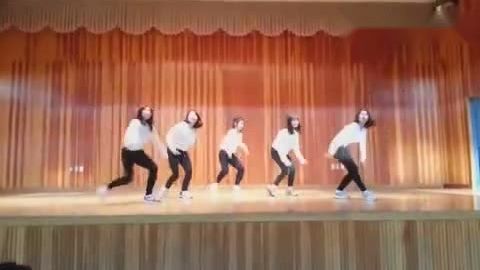 大学女生晚会舞蹈表演,在学校一定很吃香