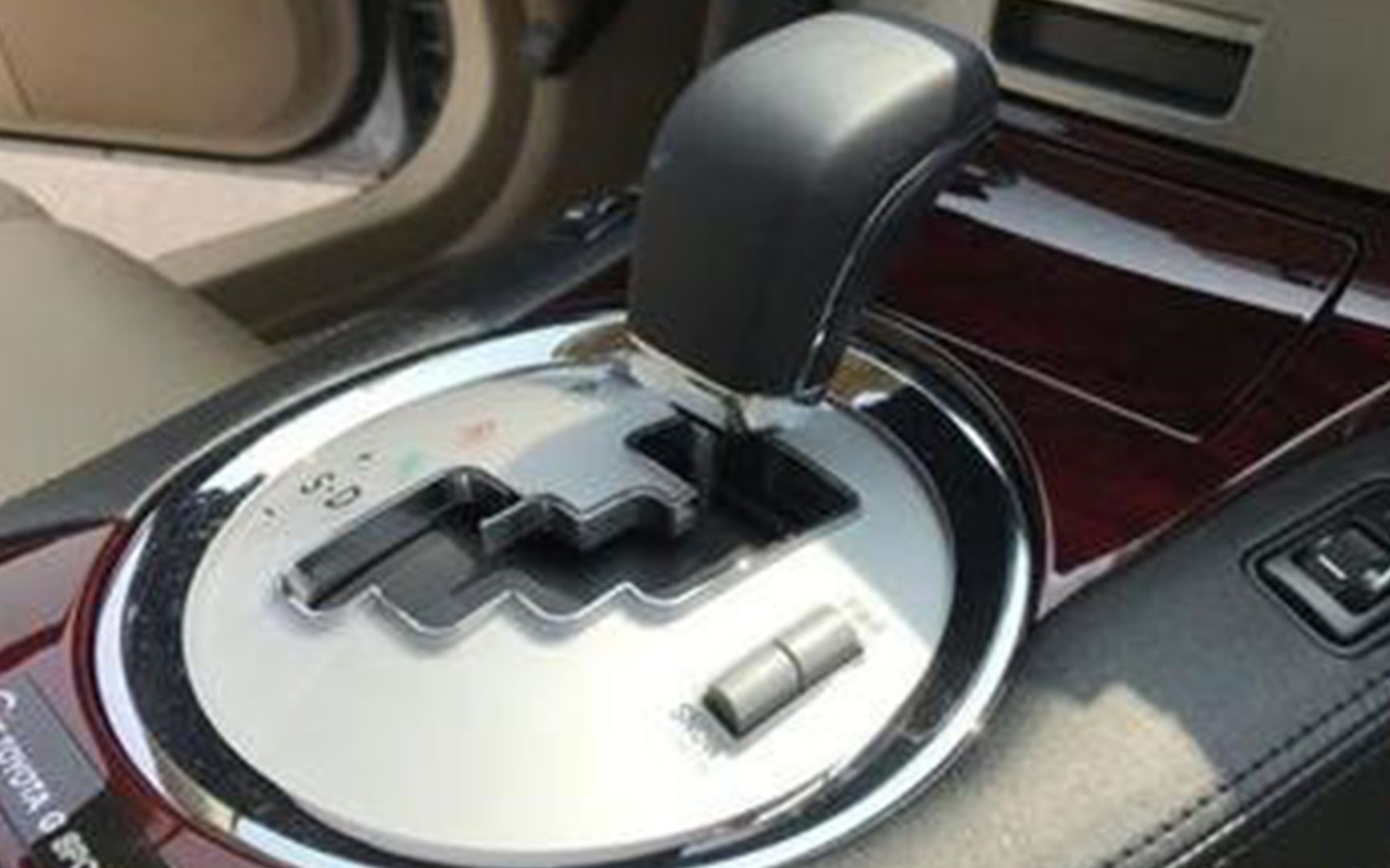 为什么丰田这么喜欢蛇形档把?而其他自动挡车都爱用直排换挡呢?