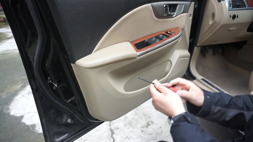 自己动手更换别克左前门锁块