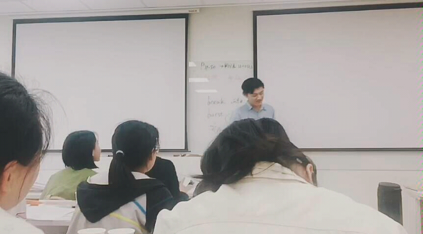 震惊!某xdf老师竟在课上给学生。