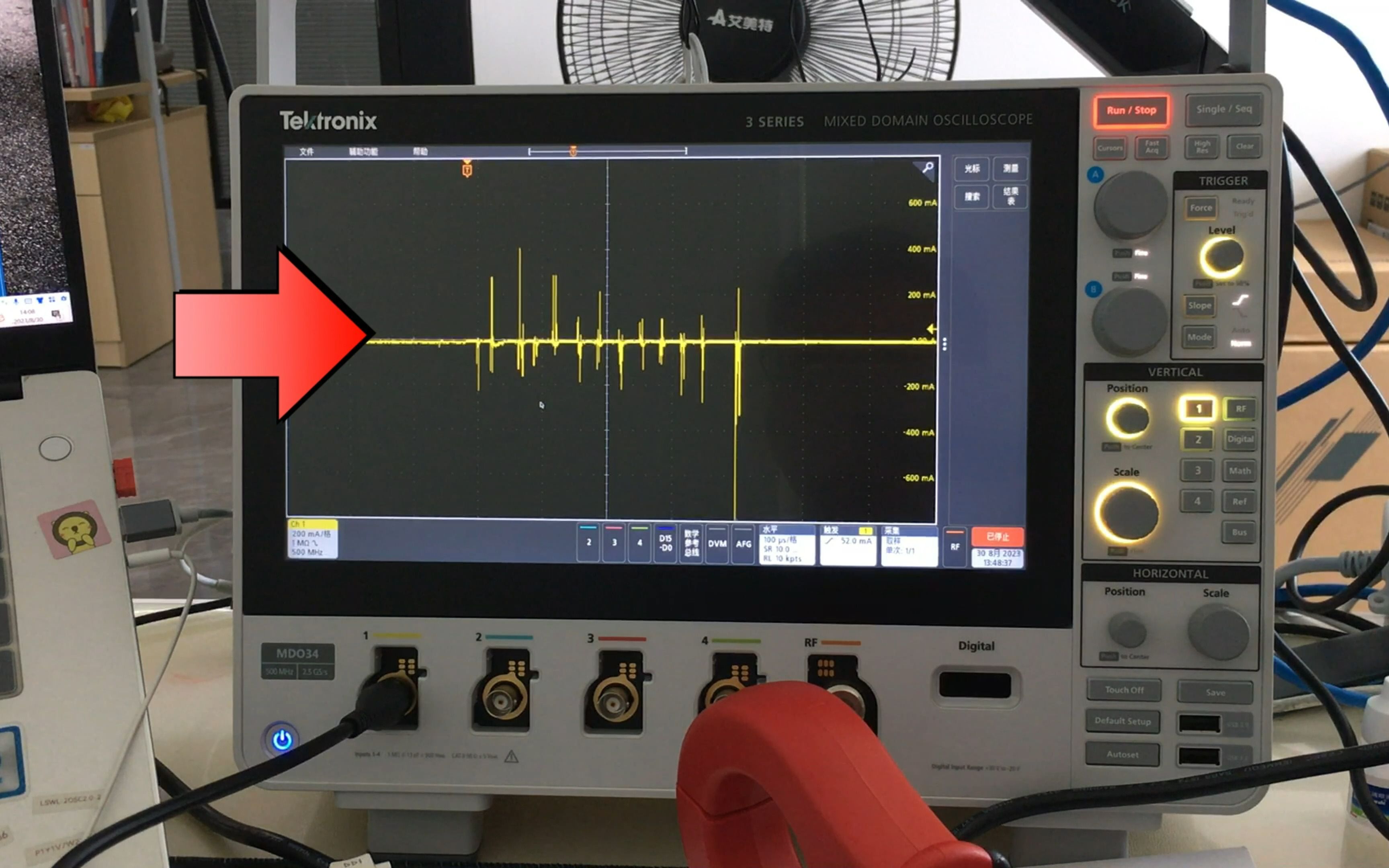 用示波器如何捕捉启动和关闭电流信号波形?