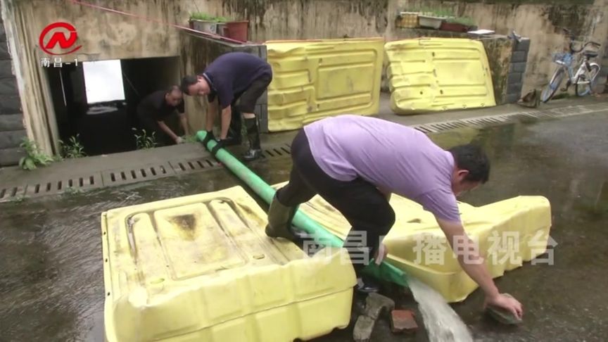 降雨导致小区地下车库积水严重,社区和物业积极应对方便市民出行