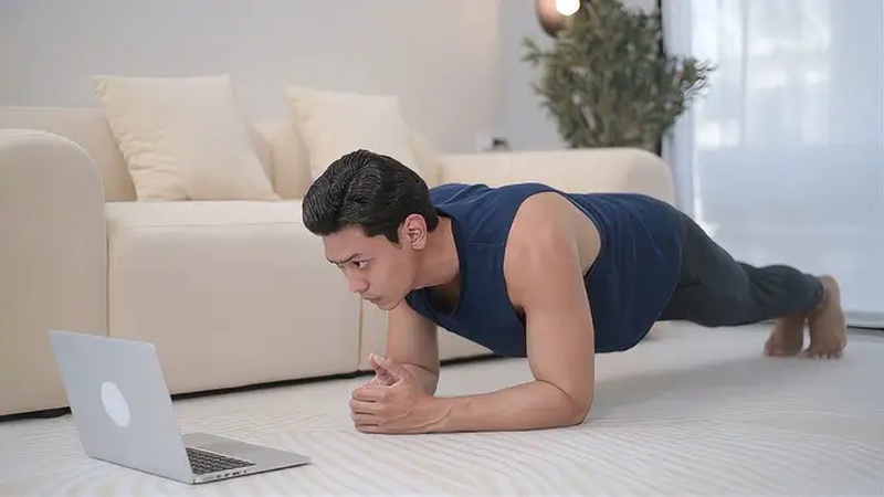 爬行是缓解腰间盘突出的小妙招靠谱吗告诉你更好的锻炼方式