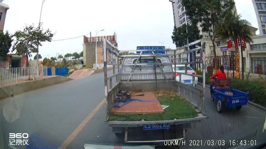 #交通违法 #安全驾驶 现在的校车都这么开的嚒?#安全第一