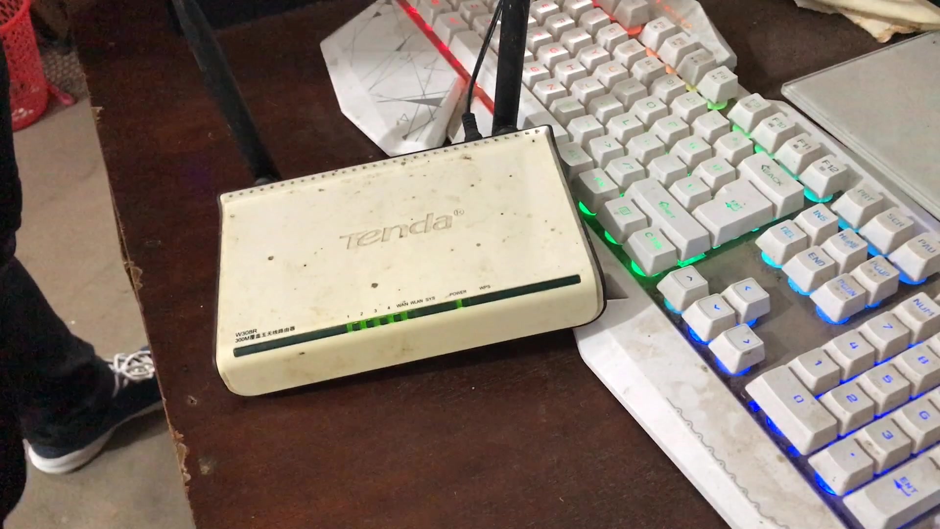 马鞍山偏远农村4G网太卡,小伙用报废的路由器建立wifi中继器