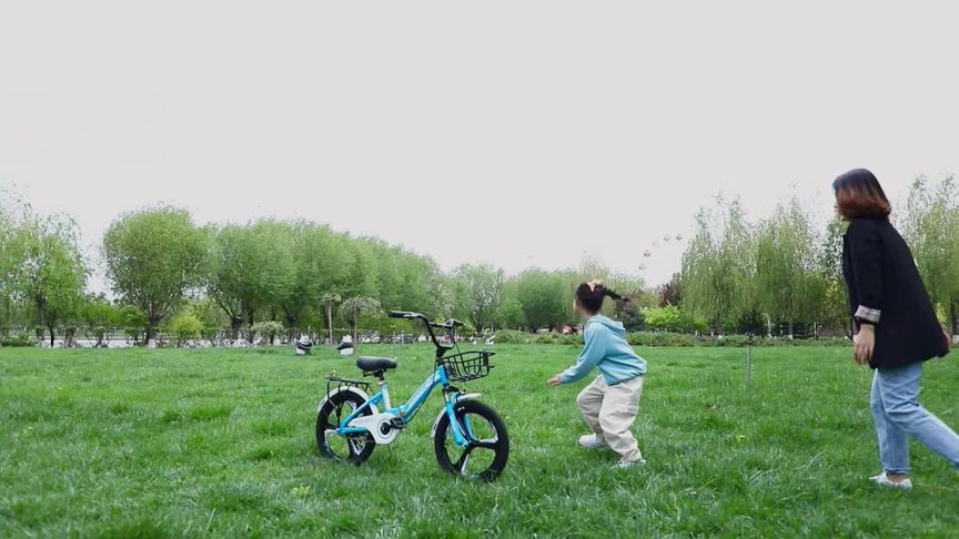 #孩子的快乐很简单 #亲子时光 上海凤凰儿童折叠车