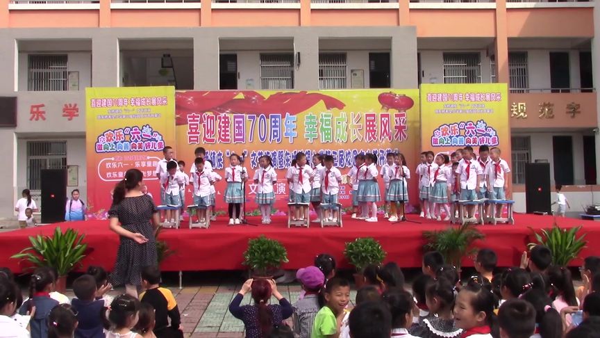 朗诵:《三字经》 表演者:二(1)班同学