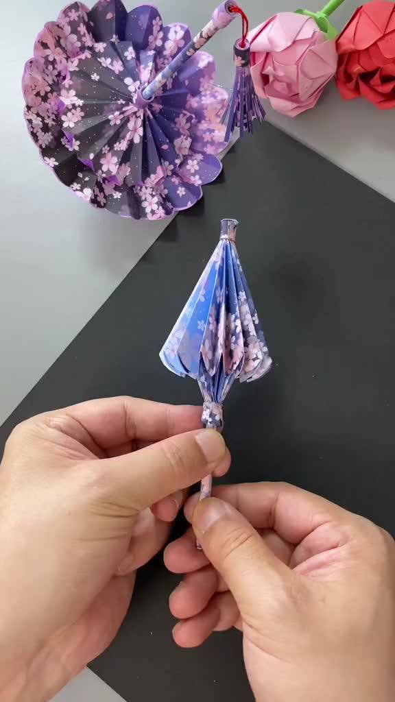 暑假和孩子用正方形纸来折漂亮的迷你手工,可以打开的雨伞吧