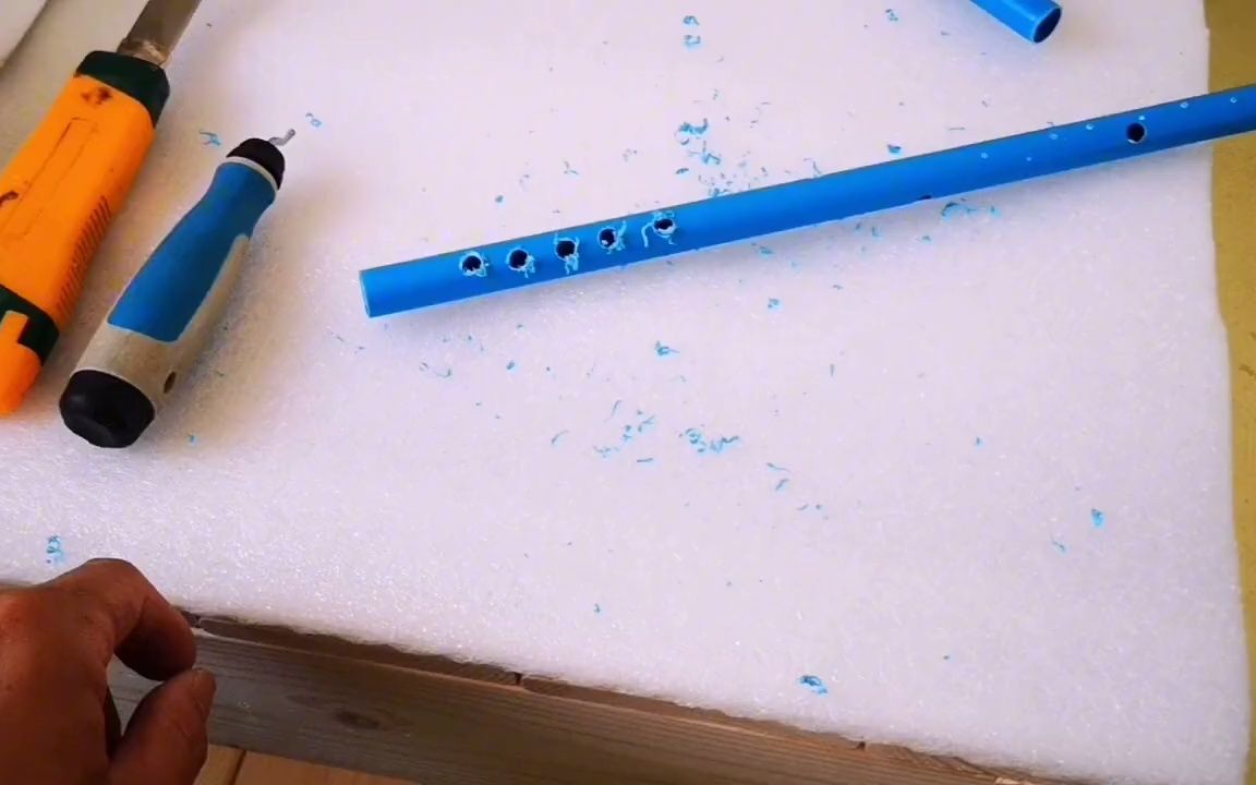 给塑料箱子管子开孔时出现的毛刺,用一个小工具很简单就可以去掉