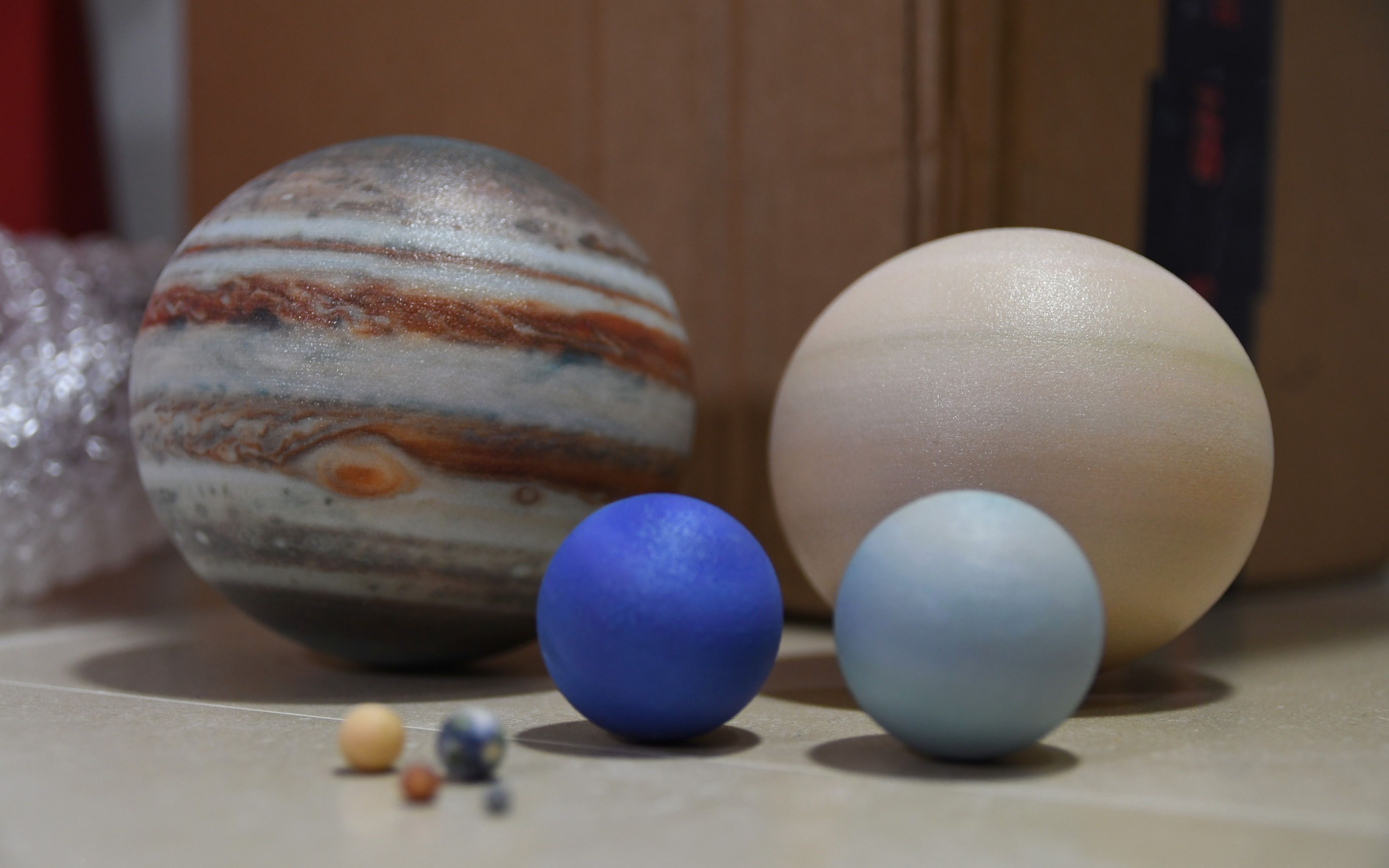 一比十五億太陽系八大行星 1:1.5 Billion The 8 planets to scale (Glossy ...
