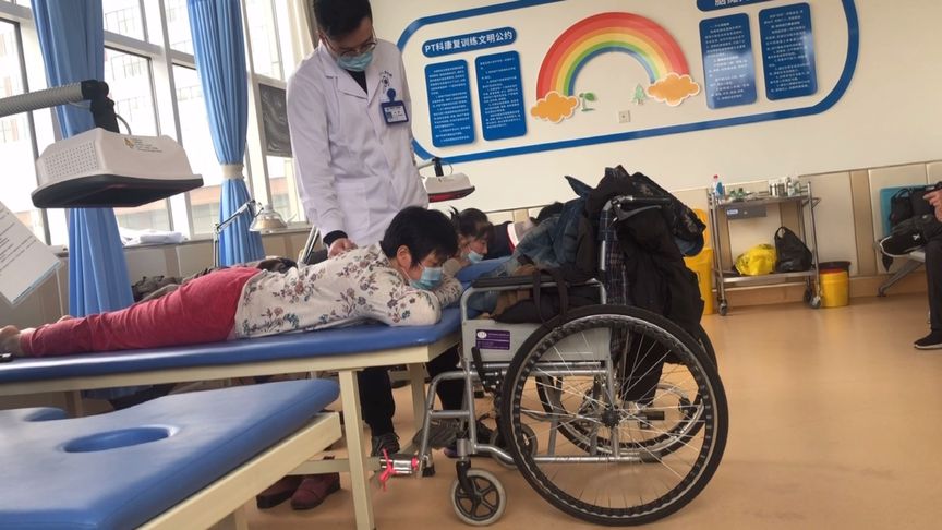 推拿技术展示,立滚法治疗腰椎间盘突出症和脱出