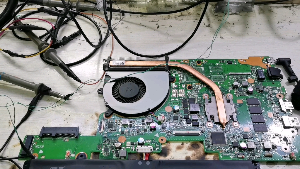 Asus e402b插电池反复烧batsrc提拉电阻原因