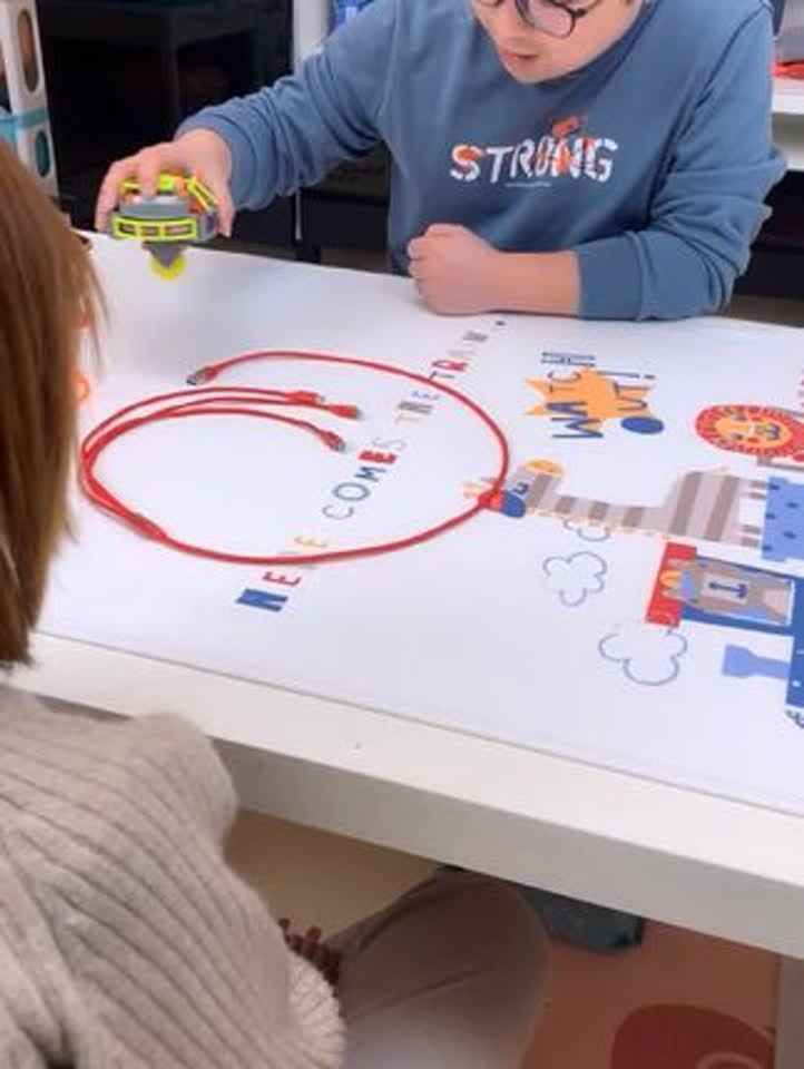 这个不倒翁机器人也太好玩了吧,这是什么原理,居然不会倒?互动性超强...