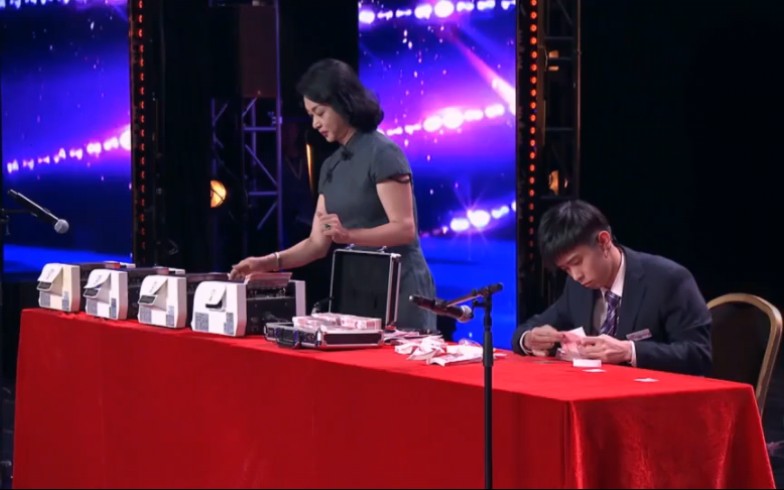 《中国达人秀》这帅哥数钱又快又准,超过机器!