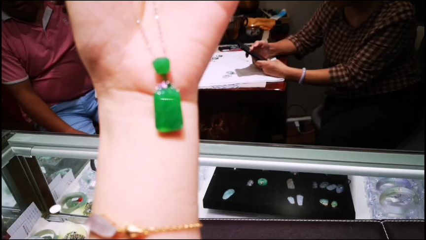 翠友花2万元买了一块价值6000的绿色翡翠,原来不同的绿价差十倍