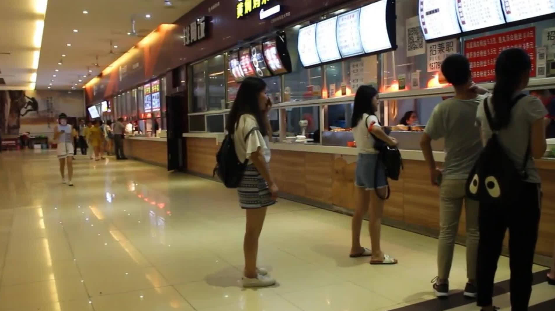 一个7000人学校食堂,每年交360万场地费后还能挣多少钱?