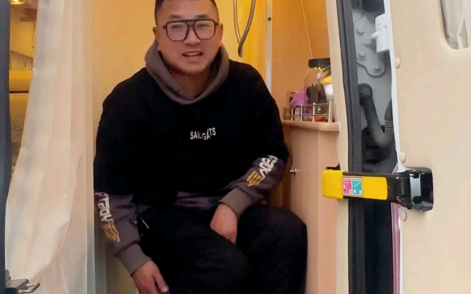 小哥坐在马桶上正嗨,车门瞬间被女生拉开,场面太尴尬了