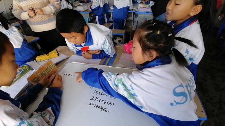 谁说小组合作学习不适合低年级,看看三年级的孩子学得多起劲!