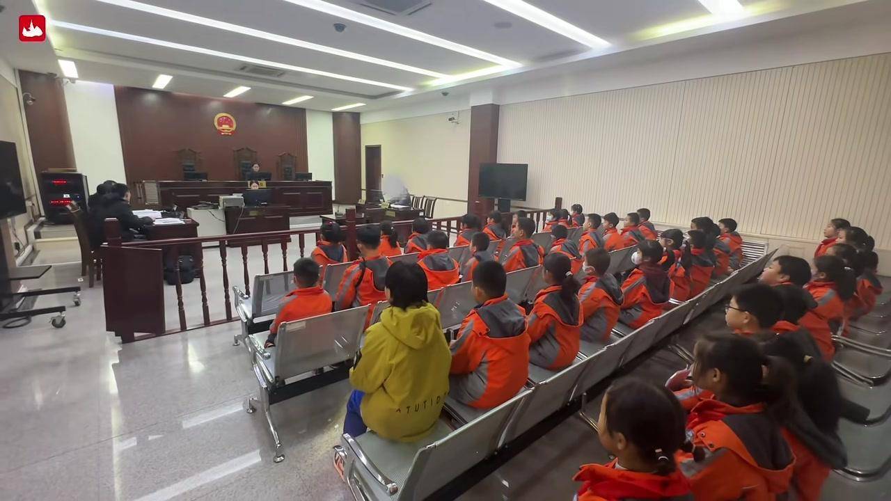 ...五岭路小学模拟法庭活动举行近日,博山区五岭路小学组织三年级学生...
