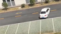 强迫症女司机停车,多大的车位才能容得下你的小车车呢?