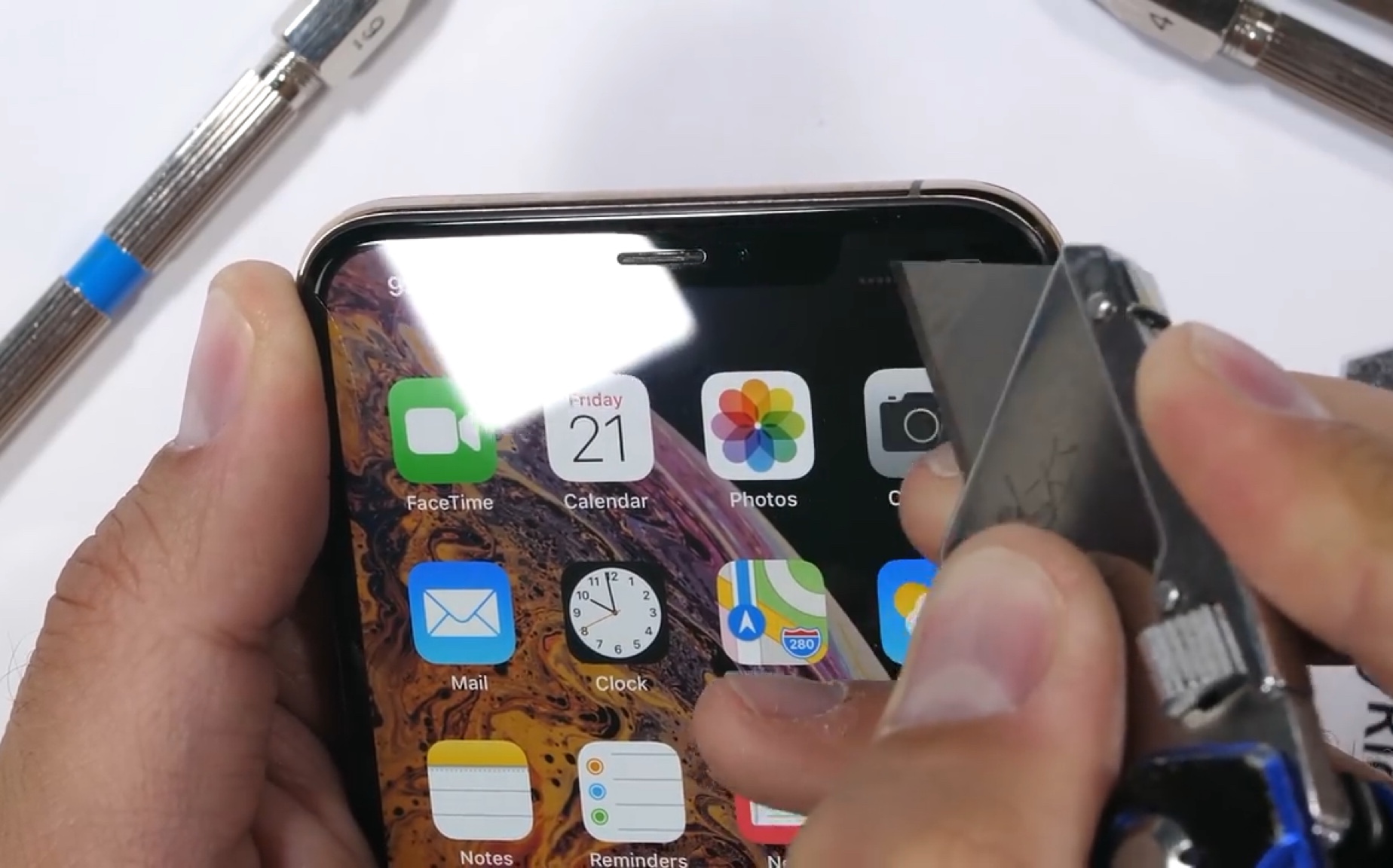 看一万块的手机如何偷工减料:iPhone Xs Max 坚固度测试