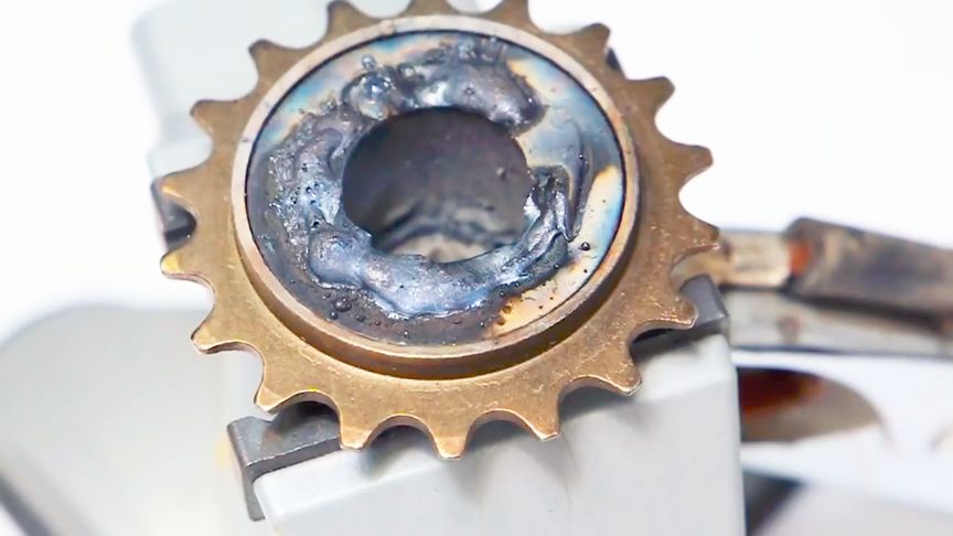 自行车飞轮上面焊一根钢管,还有这样的功能,真是脑洞大开