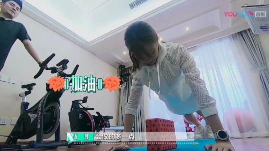 一分钟仰卧起坐测试,看看沈梦辰能做多少个呢?